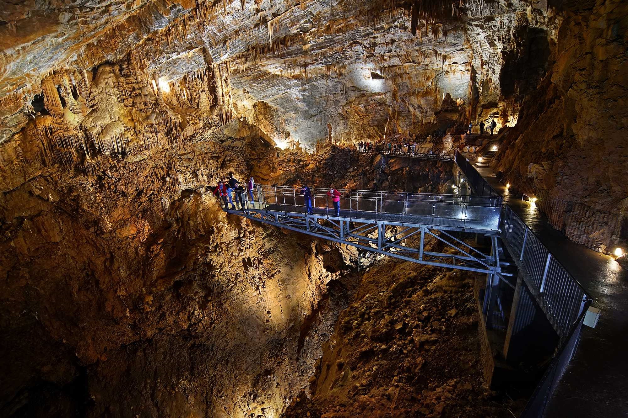 List and description of the french show caves ANECAT - Grottes de France